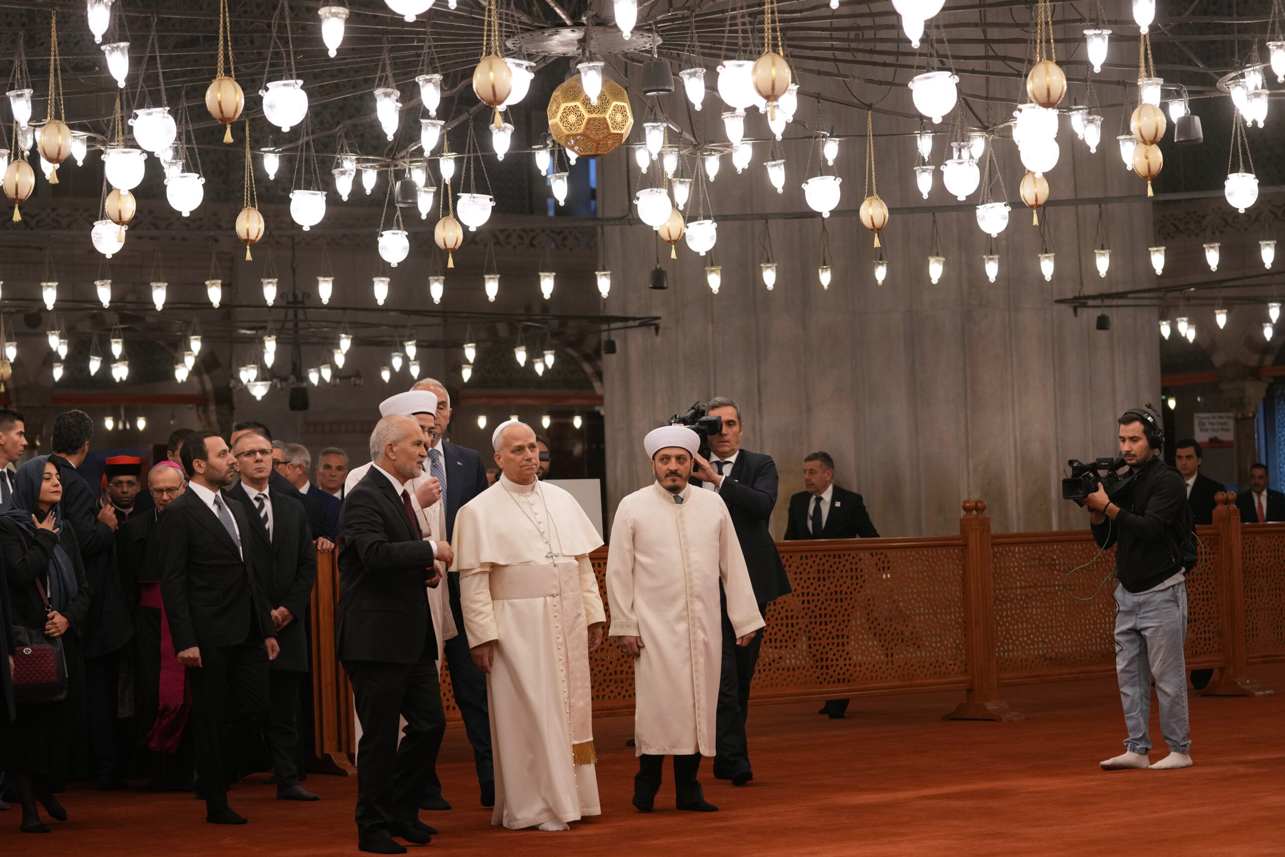 Pope visits Istanbul’s Blue Mosque without praying as he focuses on ...